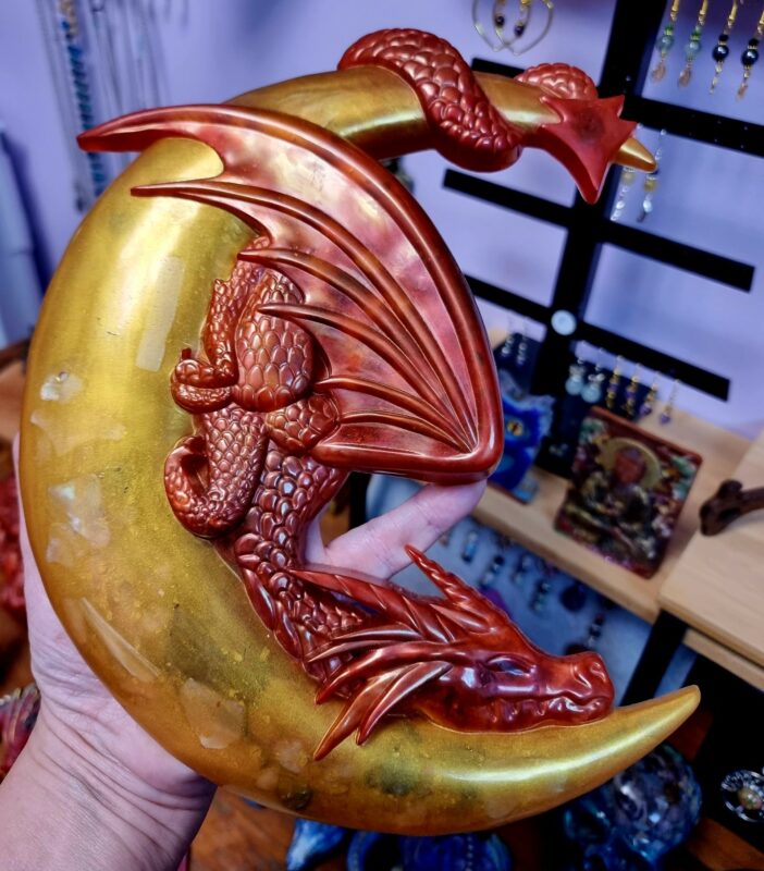 Orgonite Dragon lune rouge - minéraux et métaux - création